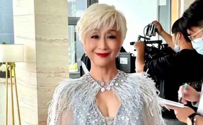 TVB“御用富婆”登台唱歌，气场十足 | 八阕