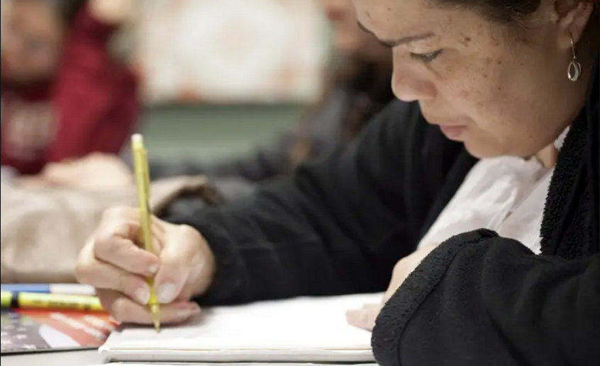 USCIS局长：H-1B签证将优先高薪雇主 | 八阕