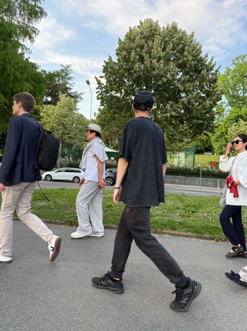 成龙和房祖名同框引热议 | 八阕